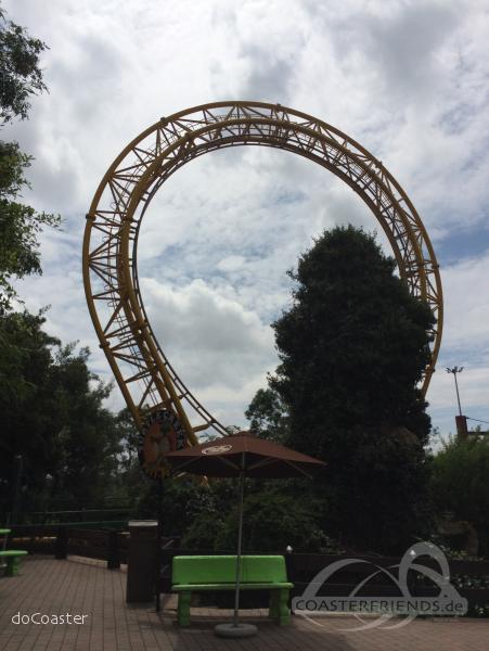 Golden Loop im Parkcheckpoint für Freizeitparks und Achterbahnen