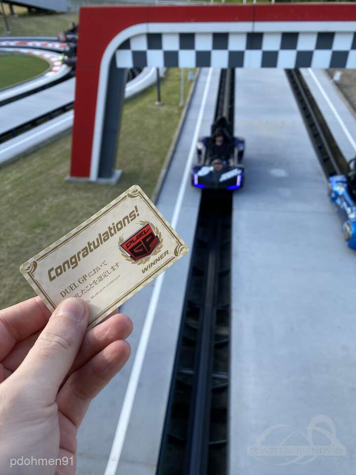 Duel GP (Left Track) im Parkcheckpoint für Freizeitparks und Achterbahnen