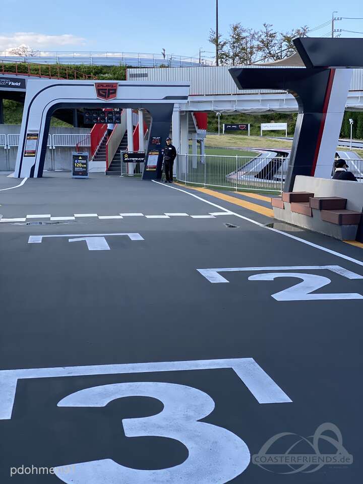 Duel GP (Left Track) im Parkcheckpoint für Freizeitparks und Achterbahnen
