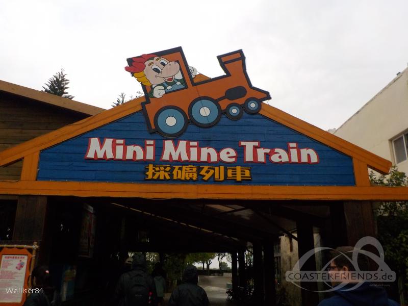 Mini Mine Train im Parkcheckpoint für Freizeitparks und Achterbahnen