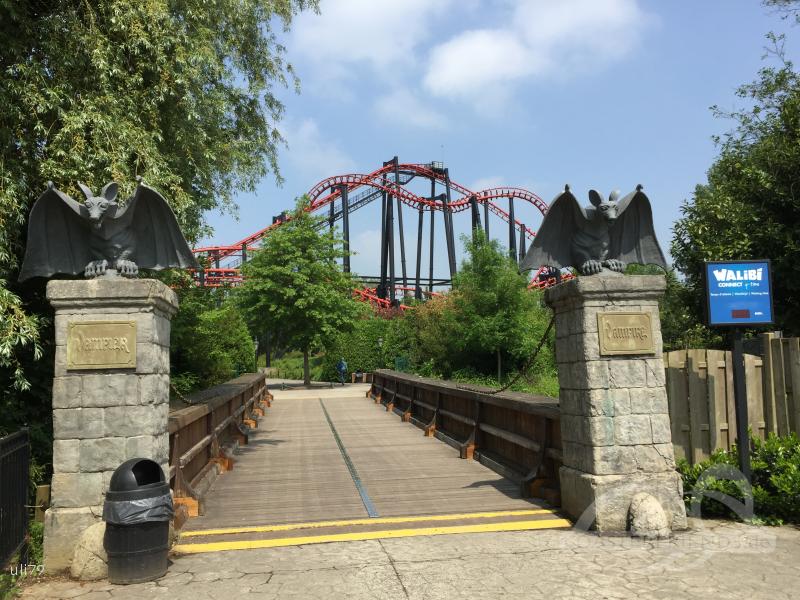 Vampire im Parkcheckpoint für Freizeitparks und Achterbahnen