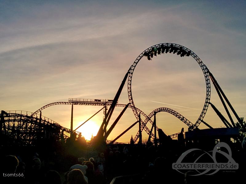 blue fire Megacoaster im Parkcheckpoint für Freizeitparks und Achterbahnen