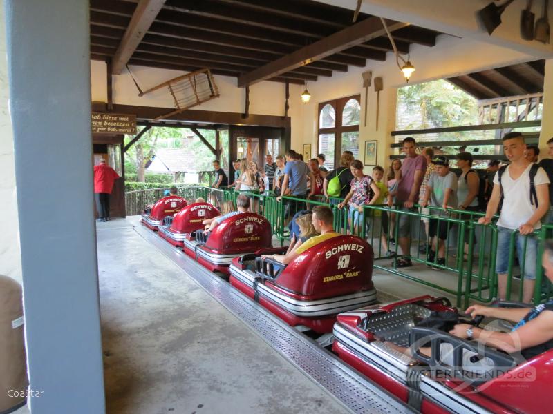 Schweizer Bobbahn im Parkcheckpoint für Freizeitparks und Achterbahnen