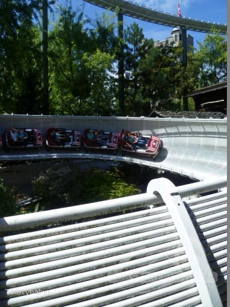 Schweizer Bobbahn im Parkcheckpoint für Freizeitparks und Achterbahnen