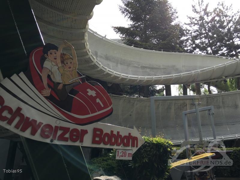 Schweizer Bobbahn im Parkcheckpoint für Freizeitparks und Achterbahnen