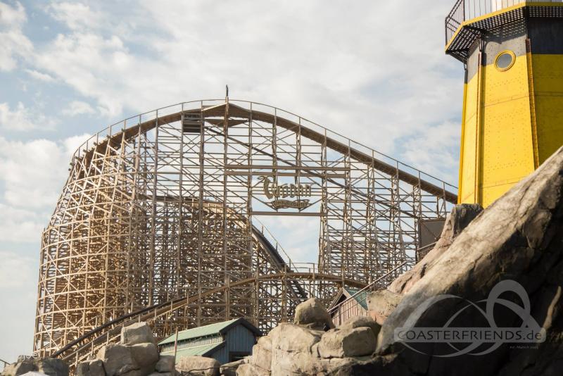 Wodan Timbur Coaster im Parkcheckpoint für Freizeitparks und Achterbahnen