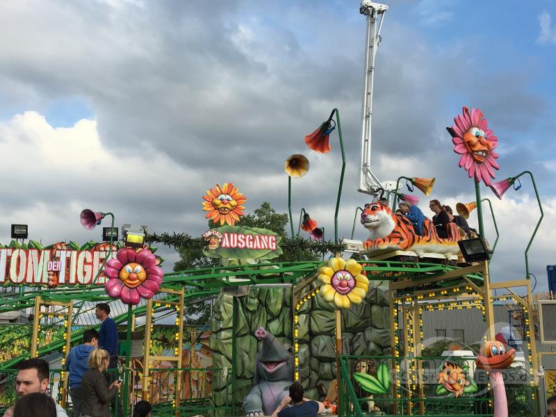 Tom der Tiger im Parkcheckpoint für Freizeitparks und Achterbahnen