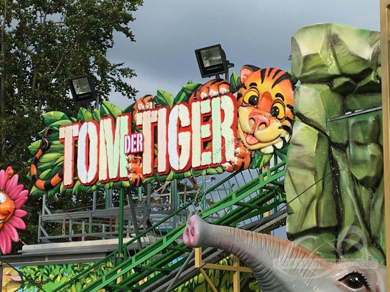 Tom der Tiger im Parkcheckpoint für Freizeitparks und Achterbahnen