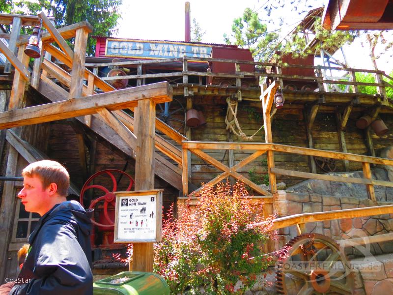 Gold Mine Train im Parkcheckpoint für Freizeitparks und Achterbahnen