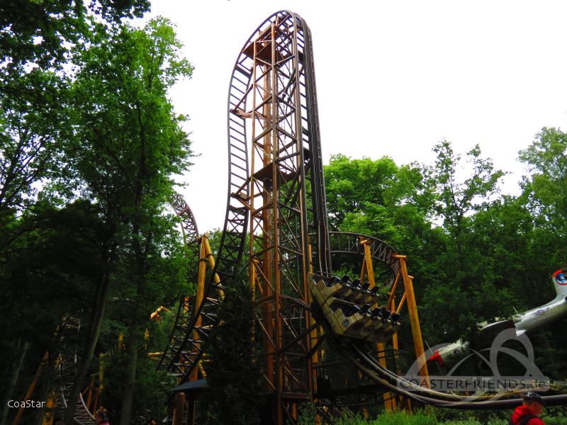 Falcon im Parkcheckpoint für Freizeitparks und Achterbahnen