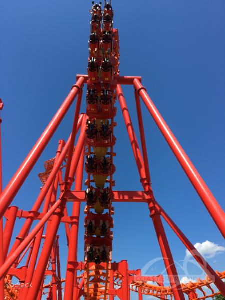Roller Coaster Mayan im Parkcheckpoint für Freizeitparks und Achterbahnen