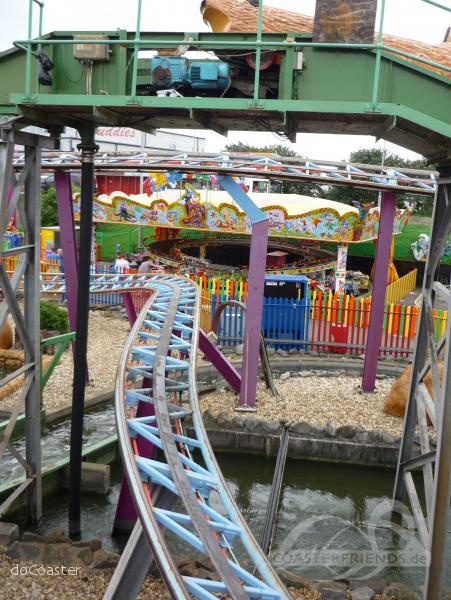 Rhombus Express im Parkcheckpoint für Freizeitparks und Achterbahnen