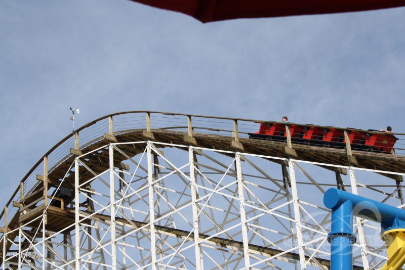 White Lightning im Parkcheckpoint für Freizeitparks und Achterbahnen