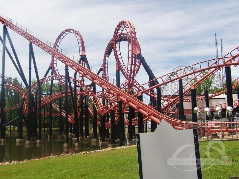 Blue Hawk im Parkcheckpoint für Freizeitparks und Achterbahnen