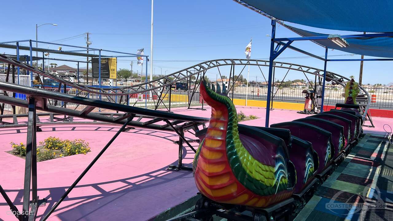 Piff The Magic Dragon im Parkcheckpoint für Freizeitparks und Achterbahnen