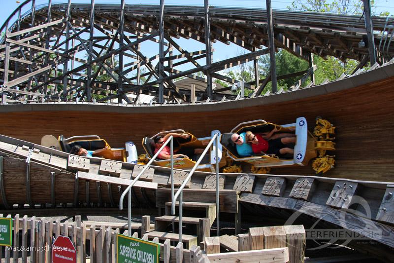 Flying Turns im Parkcheckpoint für Freizeitparks und Achterbahnen