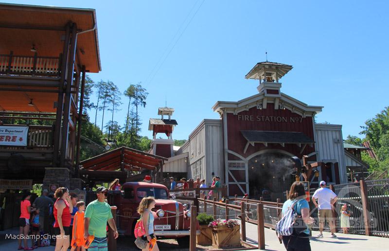 FireChaser Express im Parkcheckpoint für Freizeitparks und Achterbahnen
