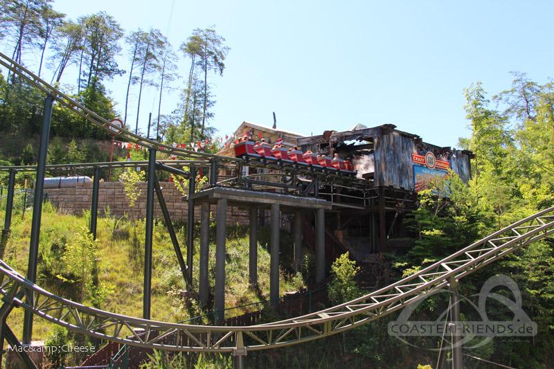 FireChaser Express im Parkcheckpoint für Freizeitparks und Achterbahnen