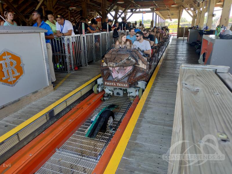 Iron Rattler im Parkcheckpoint für Freizeitparks und Achterbahnen